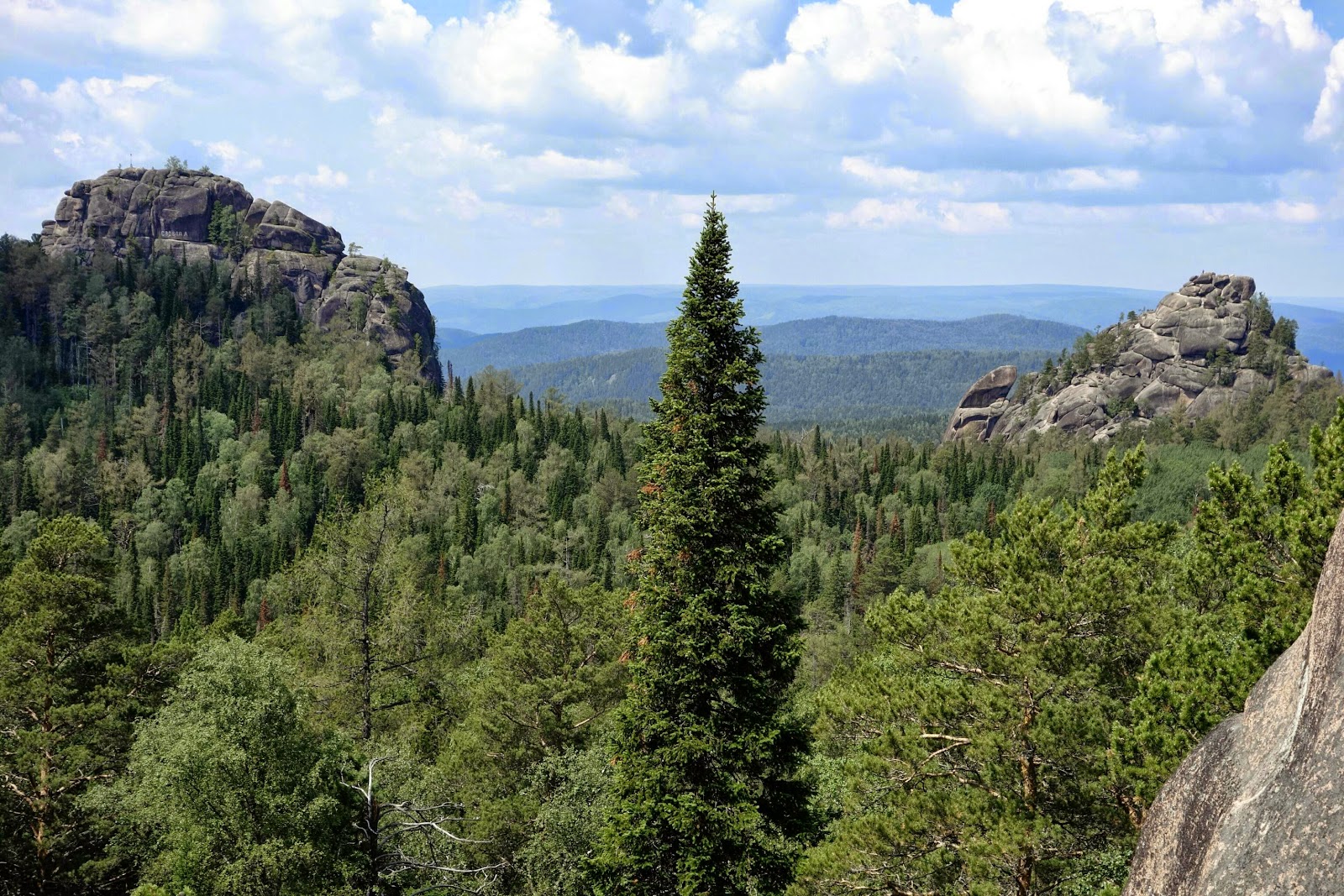 Granitfelsen im Nationalpark «Stolby»